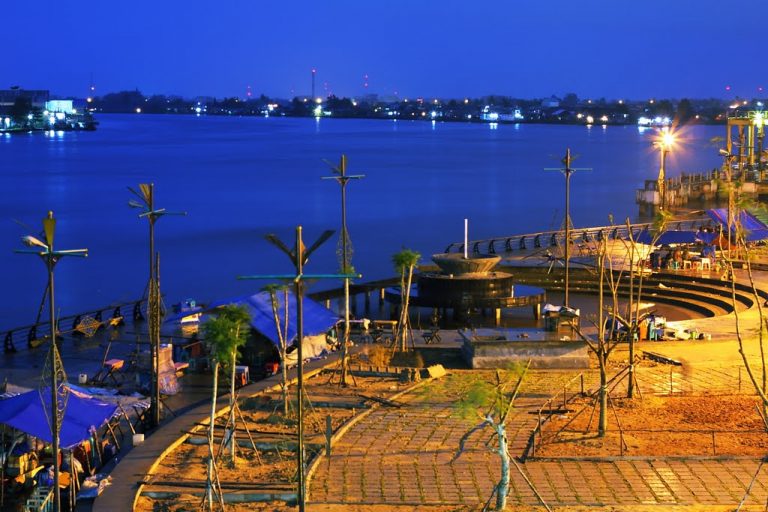 Enjoy the Beauty of Kapuas River on A Tourist Boat | Authentic Indonesia