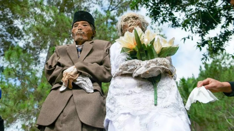Ma'Nene Tradition in Tana Toraja to Respect the Ancestors | Authentic ...